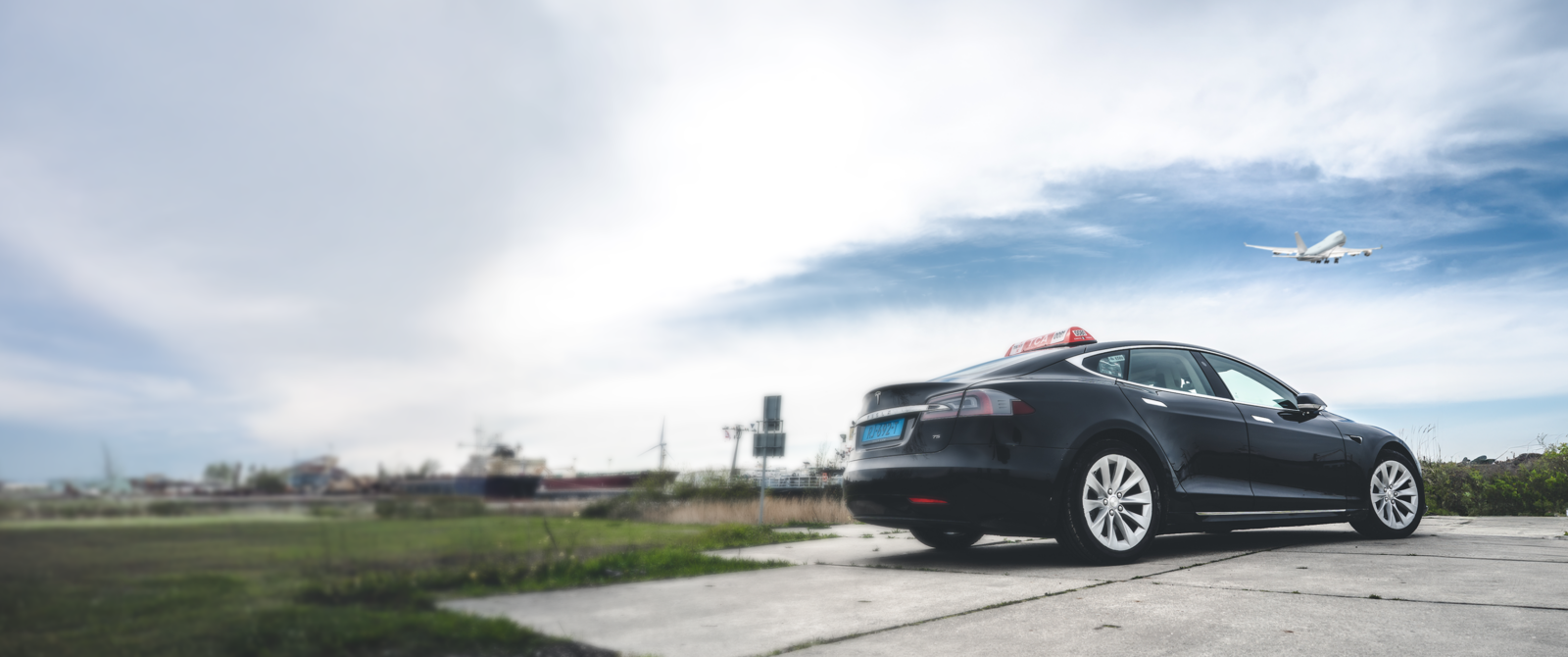 Boek een taxi van en naar Schiphol - TCA Taxi